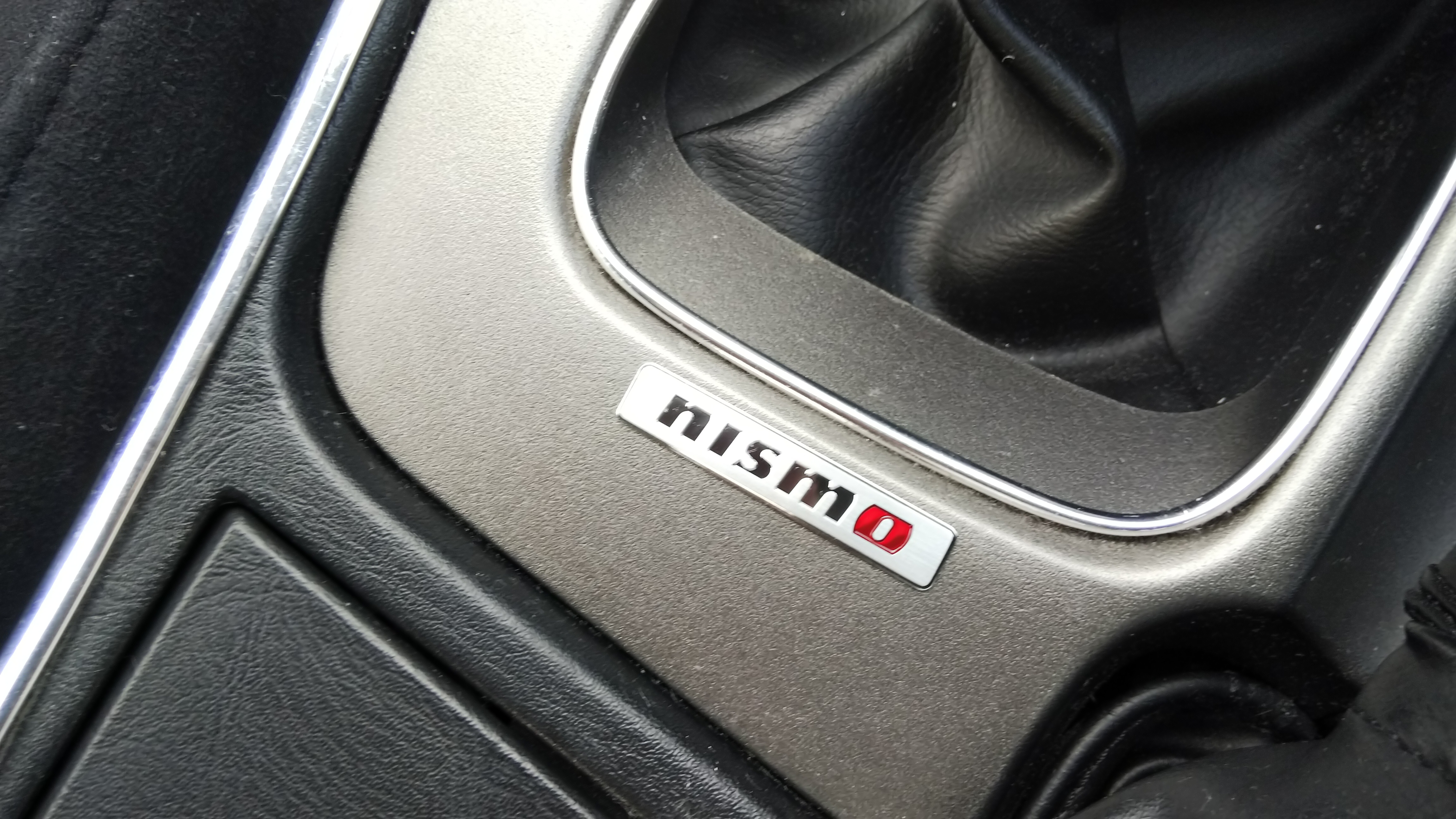 「フェアレディZ NISMO」純正の「NAME PLATE（NISMOロゴ）」をER34に取り付け | 吉平坂科帳（きっぺいはんかちょう）：吉平ブログ